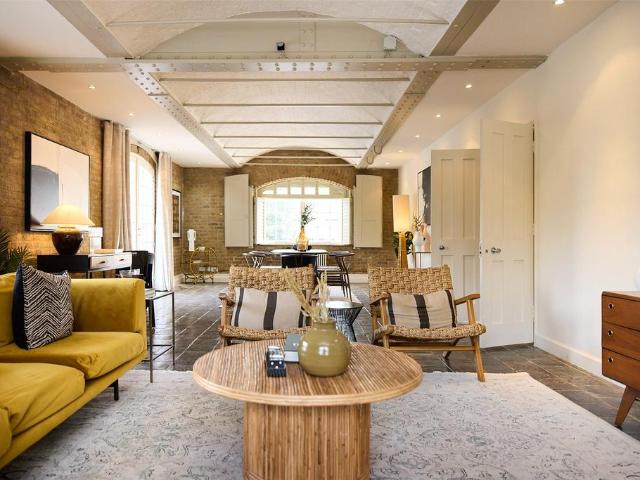 East Smithfield, Saint Katherine. 4 bed flat to rent £9,000 pcm £2,077 pw