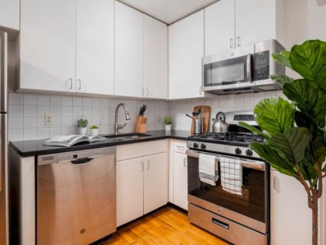 East Village apt w/ doorman and other amenities!
