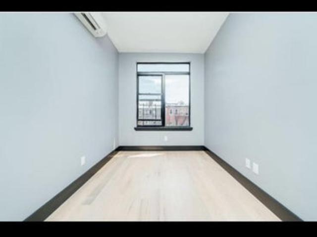East Williamsburg Bedroom w Ensuite Bathroom
