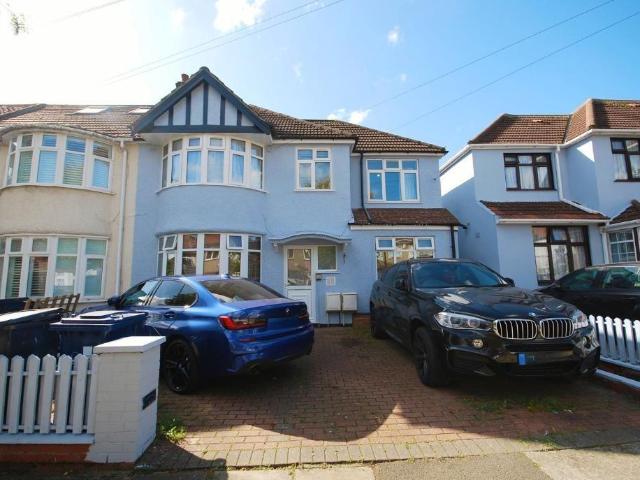 EASTCOTE AVENUE, GREENFORD, UB6 0NQ 3 bed flat to rent £2,200 pcm £508 pw