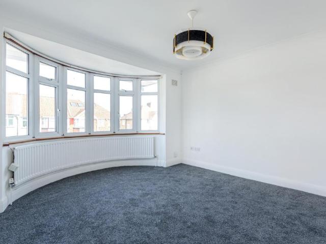 Eastcote Avenue, Greenford, UB6 3 bed maisonette to rent £2,100 pcm £485 pw