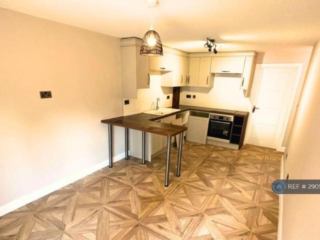 Eastbrook Close, Woking, GU21 2 bed maisonette to rent £1,725 pcm £398 pw
