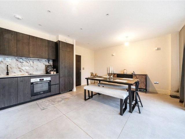 Eastbury Avenue, Northwood. 2 bed flat to rent £2,000 pcm £462 pw