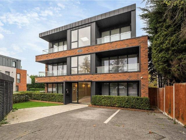 Eastbury Avenue, Northwood. 2 bed flat to rent £2,000 pcm £462 pw