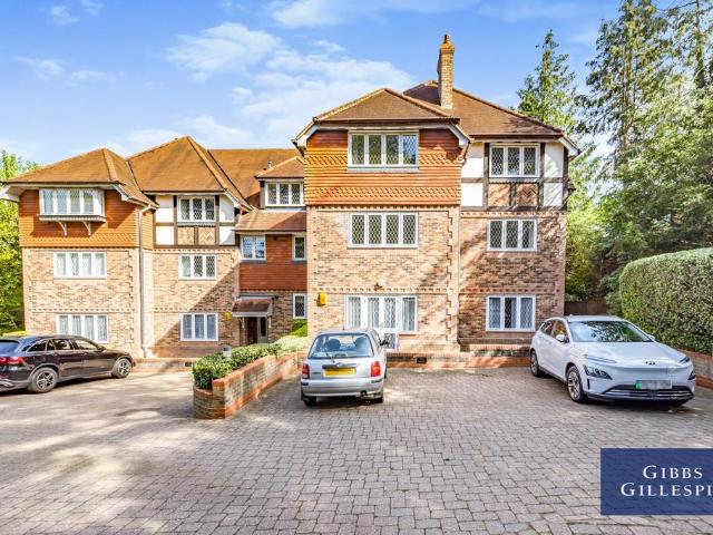 Eastbury Avenue, Northwood. 2 bed flat to rent £2,200 pcm £508 pw