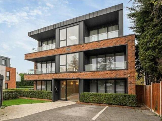 Eastbury Avenue, Northwood, 2 Bedroom Apartment