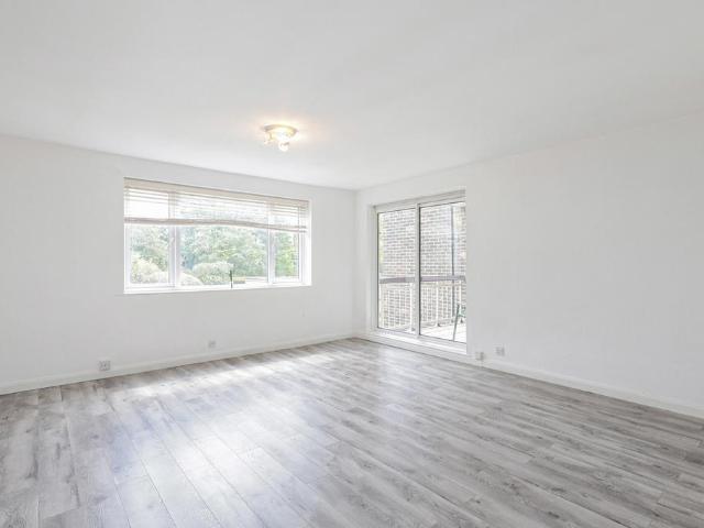 Eastbury Place, Northwood. 2 bed flat to rent £1,850 pcm £427 pw