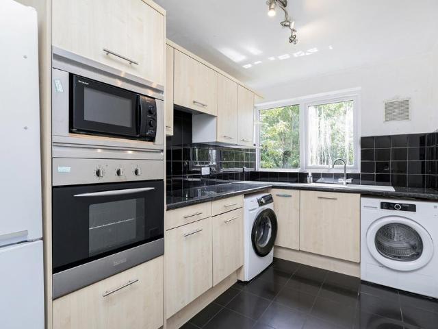Eastbury Place, Northwood. 2 bed flat to rent £1,850 pcm £427 pw