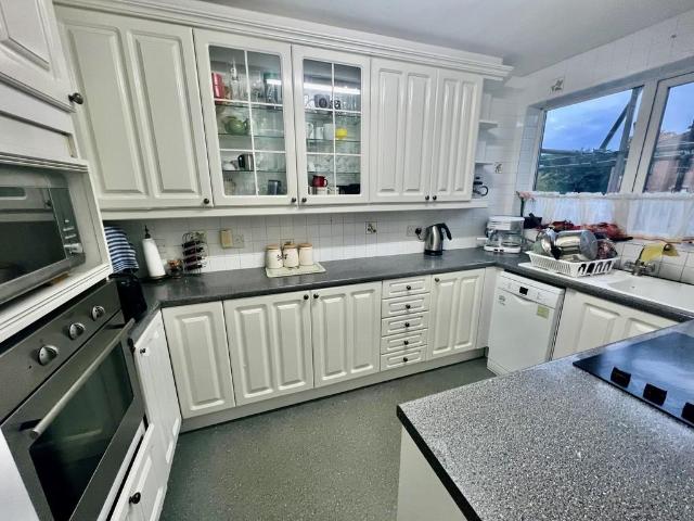 Eastbury Place, Northwood HA6 2 bed ground floor flat to rent £1,850 pcm £427 pw