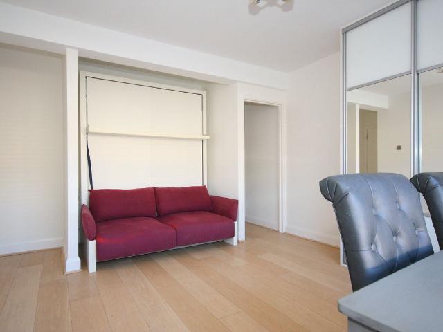 Eastgate House, Guildford GU1, 1 bed flat to rent, £1,100 pcm | PrimeLocation