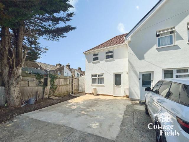 Eastern Avenue, Waltham Cross, EN8 2 bed end of terrace house to rent £2,100 pcm £485 pw