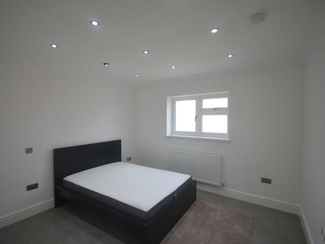 Eastern Avenue IG2, 1 bed flat to rent, £1,500 pcm | PrimeLocation