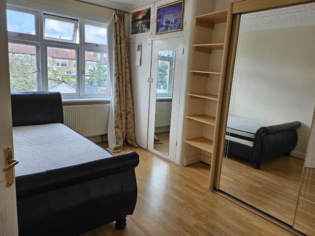 Eastern Avenue, Ilford IG2, Room to rent, £800 pcm | PrimeLocation