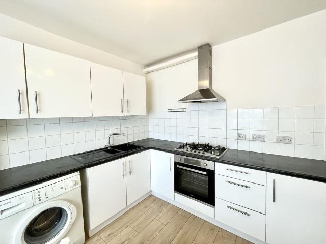 Eastern Avenue, Ilford IG2, 3 bed flat to rent, £2,000 pcm | PrimeLocation