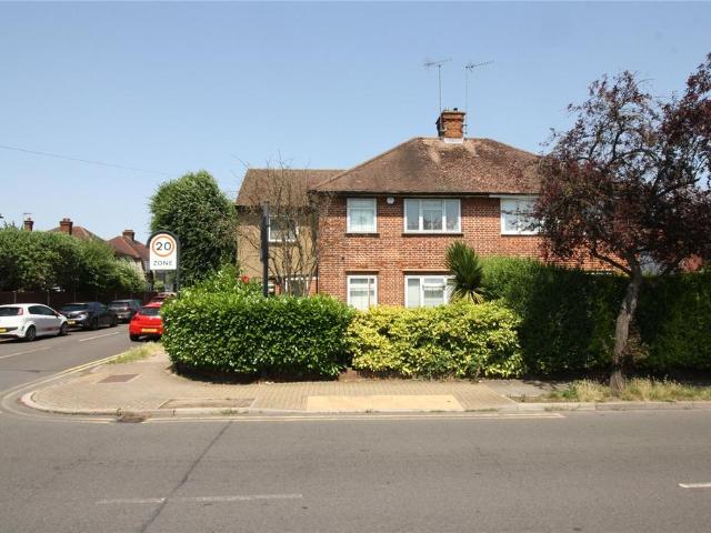 Eastern Avenue, Pinner, HA5 4 bed semi detached house to rent £2,700 pcm £623 pw