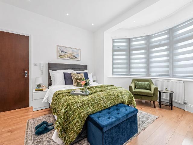 Eastern Avenue, Redbridge IG4, Room to rent, £1,095 pcm | PrimeLocation