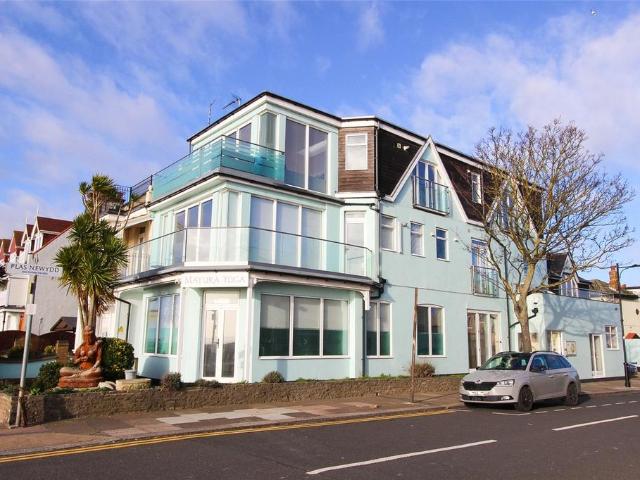 Eastern Esplanade, Thorpe Bay, Essex. 2 bed penthouse to rent £1,995 pcm £460 pw