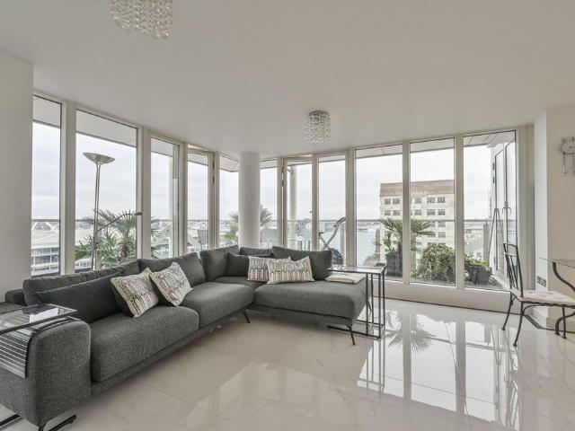 Eastern Quay Apartments, Royal Docks. 2 bed flat to rent £2,701 pcm £623 pw