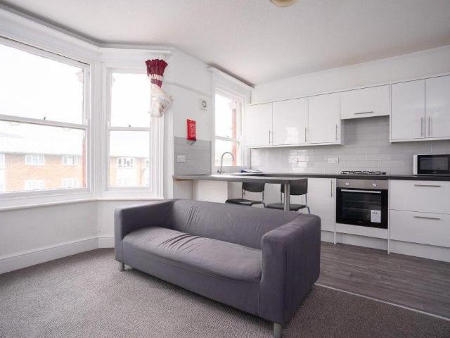 Eastern Road, Brighton BN2 5 bed house to rent £3,228 pcm £745 pw