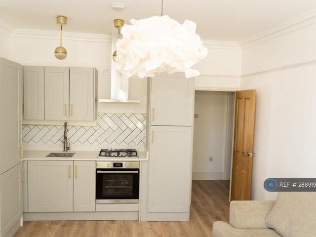 Eastern Road, Romford, RM1 2 bed flat to rent £1,595 pcm £368 pw