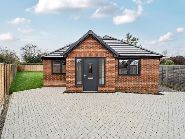 Eastfield Close, Emsworth, West Sussex PO10, 3 bed bungalow to rent, £2,000 pcm | PrimeLocation