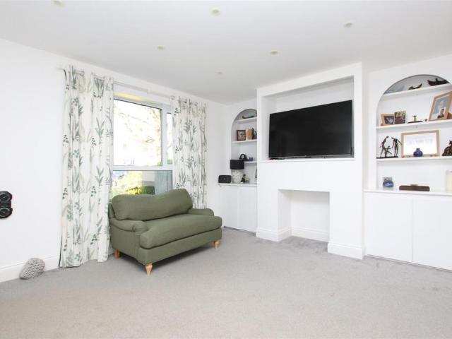 Eastfield Avenue, Bath BA1 5 bed house to rent £3,500 pcm £808 pw