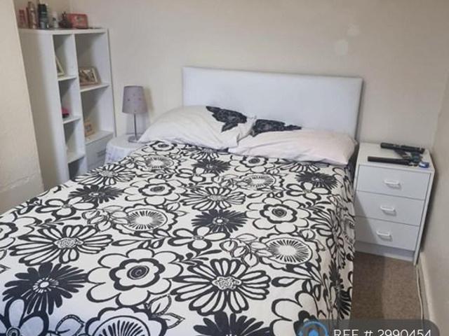Eastfield Road, Peterborough, PE1 3 bed terraced house to rent £1,175 pcm £271 pw