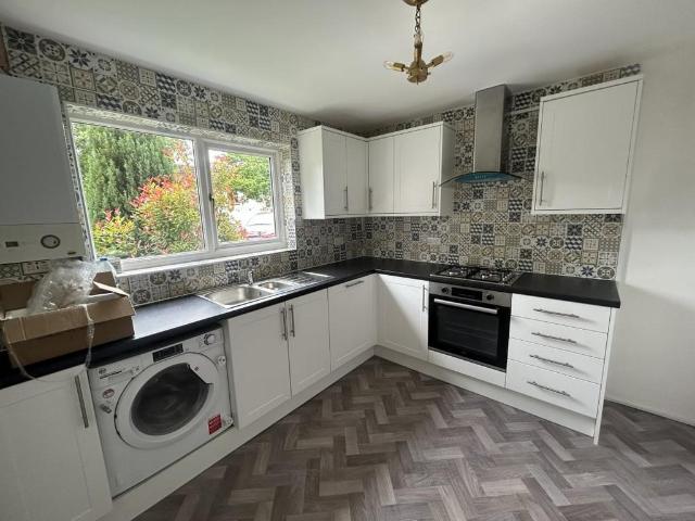 Easton End, Basildon, SS15 3 bed terraced house to rent £1,900 pcm £438 pw