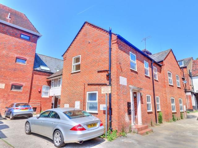 Easton Street, High Wycombe, Buckinghamshire HP11, 2 bed flat to rent, £1,300 pcm | PrimeLocation