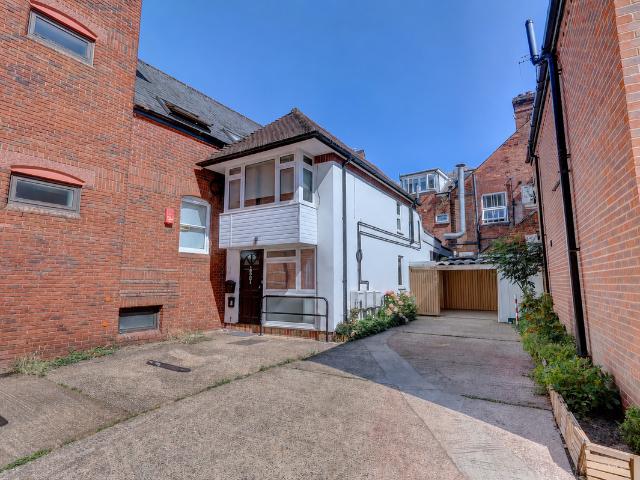 Easton Street, High Wycombe, Buckinghamshire HP11, Studio to rent, £1,000 pcm | PrimeLocation