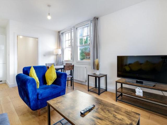 Easton Street 2 bed apartment to rent £1,800 pcm £415 pw