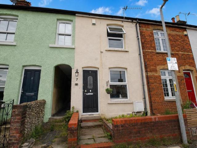 Easton Terrace, High Wycombe HP13 2 bed terraced house to rent £1,275 pcm £294 pw