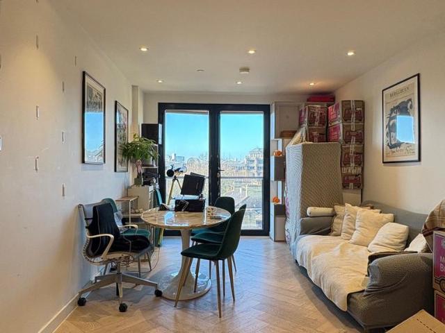 Eastlight Apartments, 18 Dock Street. 2 bed flat to rent £2,900 pcm £669 pw