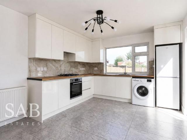 Eastmead Avenue, Greenford, UB6 4 bed detached bungalow to rent £2,800 pcm £646 pw