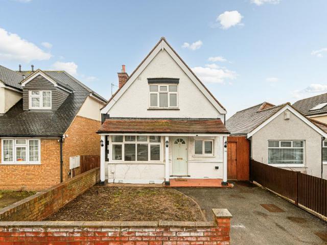 Eastmead Avenue, Greenford. 4 bed detached house to rent £2,800 pcm £646 pw