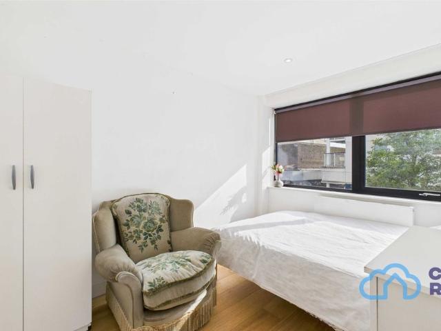 Eastmead, Farnborough GU14, Room to rent, £563 pcm | PrimeLocation