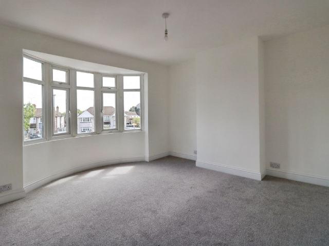 Eastwood Road North, Leigh On Sea SS9, 2 bed flat to rent, £1,300 pcm | PrimeLocation