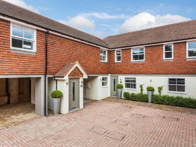 Eastwood Road, Bramley, Guildford. 1 bed apartment to rent £1,650 pcm £381 pw