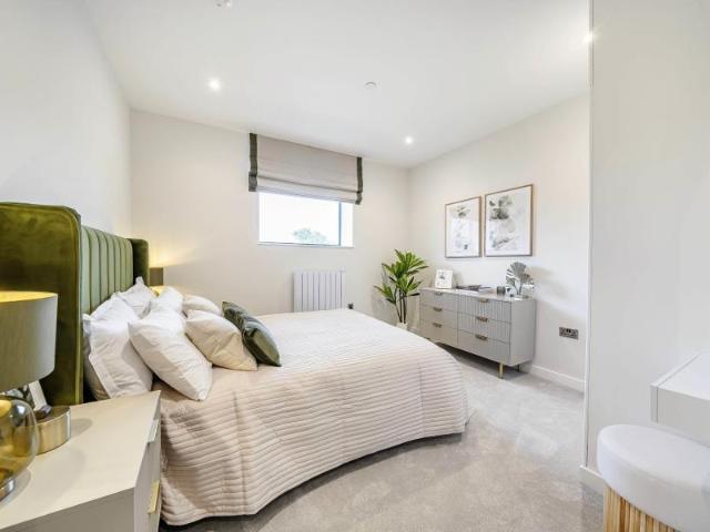 Eastworth Road, Chertsey KT16 1 bed apartment to rent £1,425 pcm £329 pw