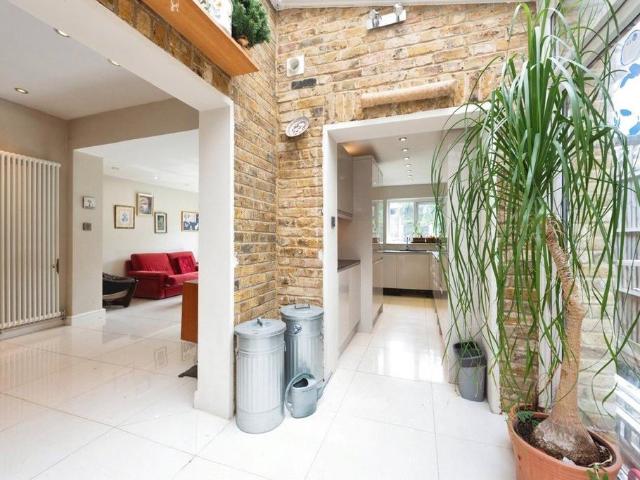 Eastworth Road, Chertsey, Surrey, KT16 4 bed semi detached house to rent £2,750 pcm £635 pw