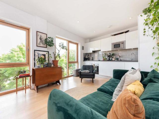 Eastway, London, E9 1 bed apartment to rent £2,400 pcm £554 pw