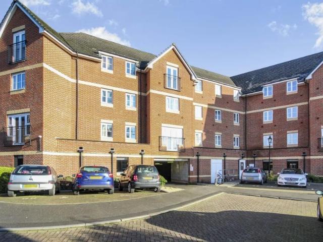 Eaton Avenue, Burnham SL1, 2 bed flat to rent, £1,500 pcm | PrimeLocation