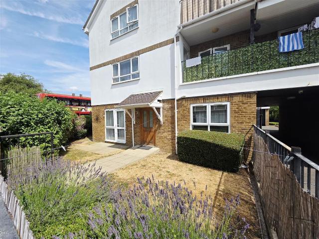 Eaton Court, Welbeck Avenue, Hayes UB4, 1 bed flat to rent, £1,300 pcm | PrimeLocation