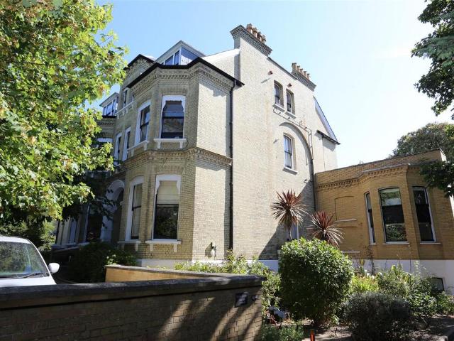 Eaton Gardens, Hove 2 bed flat to rent £1,800 pcm £415 pw