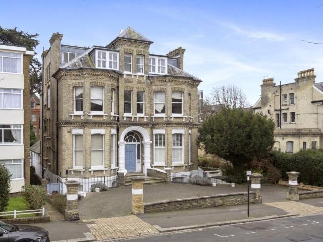 Eaton Gardens, Hove, BN3 3 bed flat to rent £2,600 pcm £600 pw