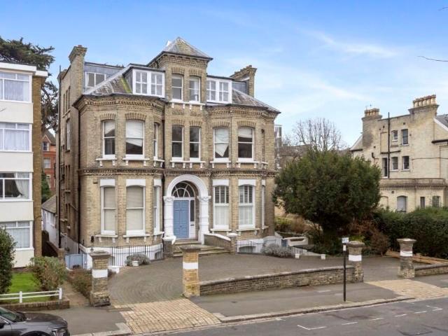 Eaton Gardens, Hove BN3, 3 bed flat to rent, £2,600 pcm | PrimeLocation