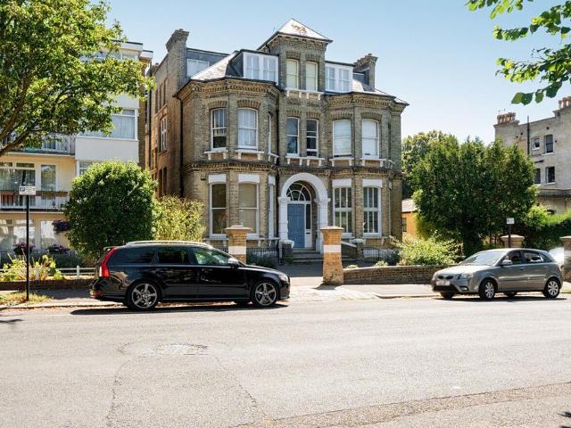 Eaton Gardens, Hove, East Sussex, BN3 2 bed flat to rent £2,000 pcm £462 pw