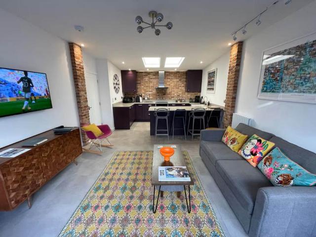 Eaton Grove, Hove 2 bed mews to rent £2,300 pcm £531 pw