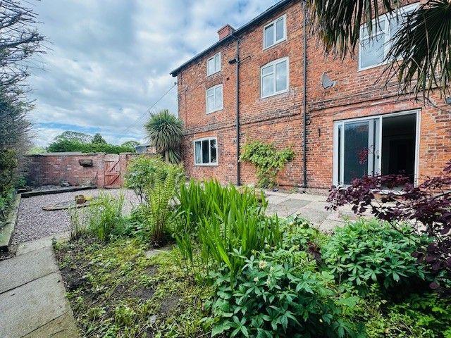 Eaton Lane, Northwich CW9, 2 bed flat to rent, £1,000 pcm | PrimeLocation