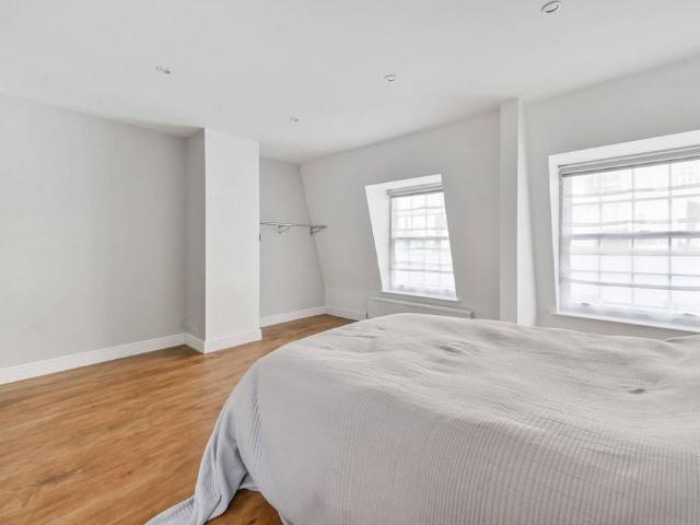 Eaton Mews North, Belgravia, London. 5 bed mews to rent £15,167 pcm £3,500 pw